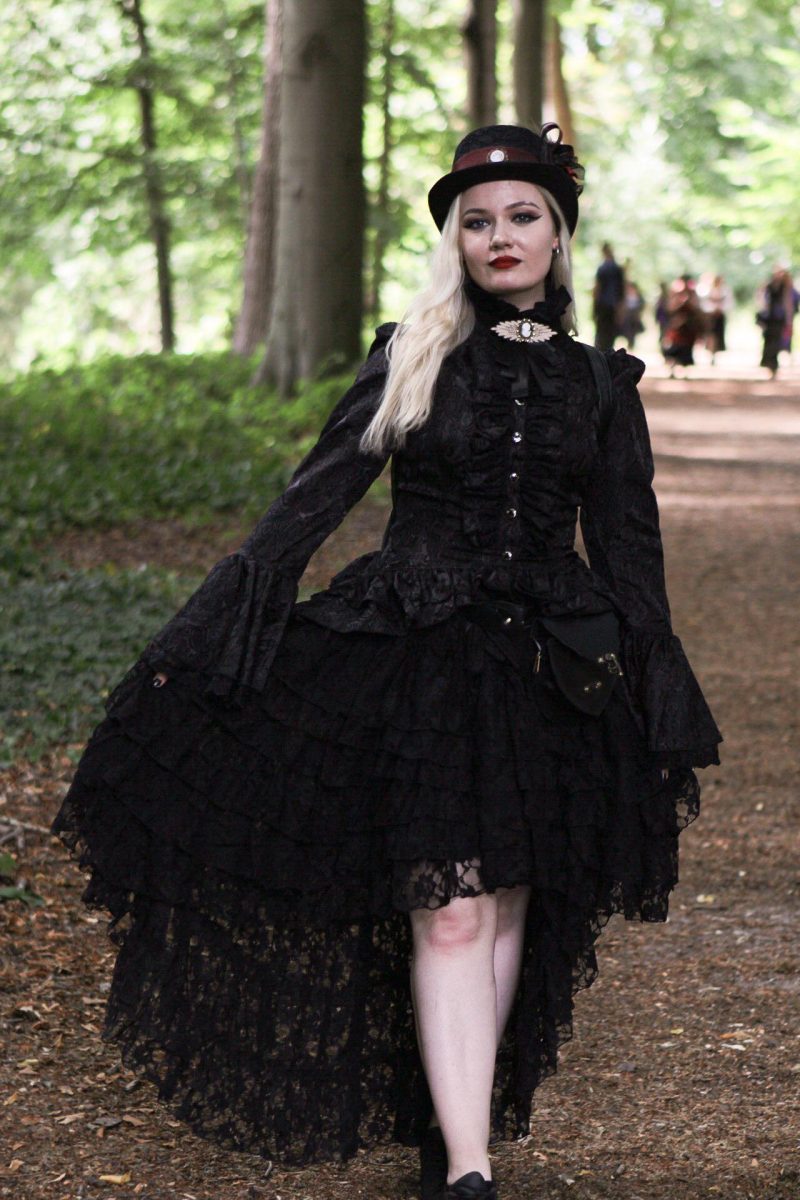 17 Different Types of Goth Styles (With Pictures)