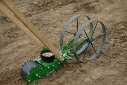 14 Different Types of Garden Hoes Explained